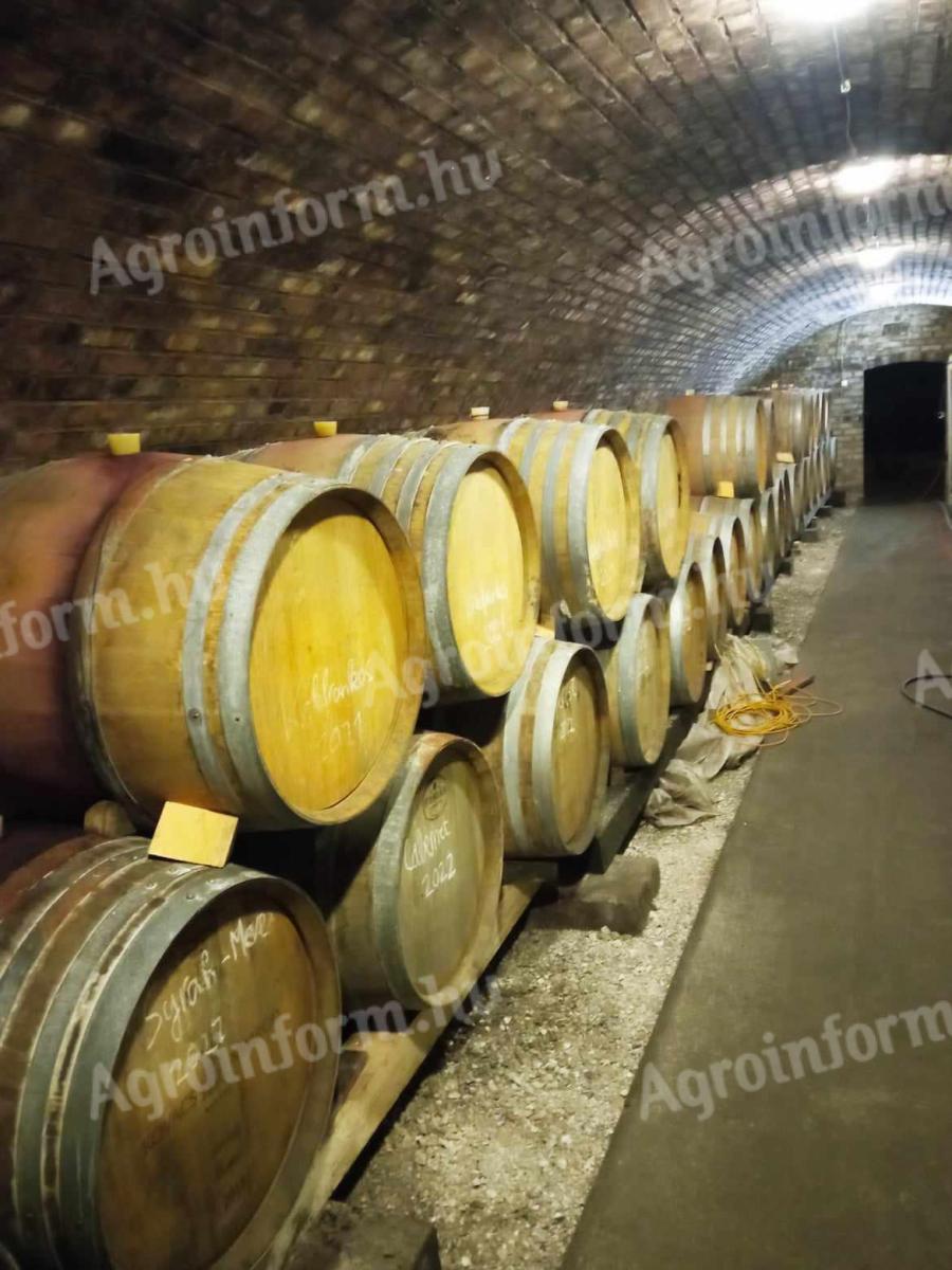 Spontán erjesztett folyó és palackozott egri bor eladó akár ...